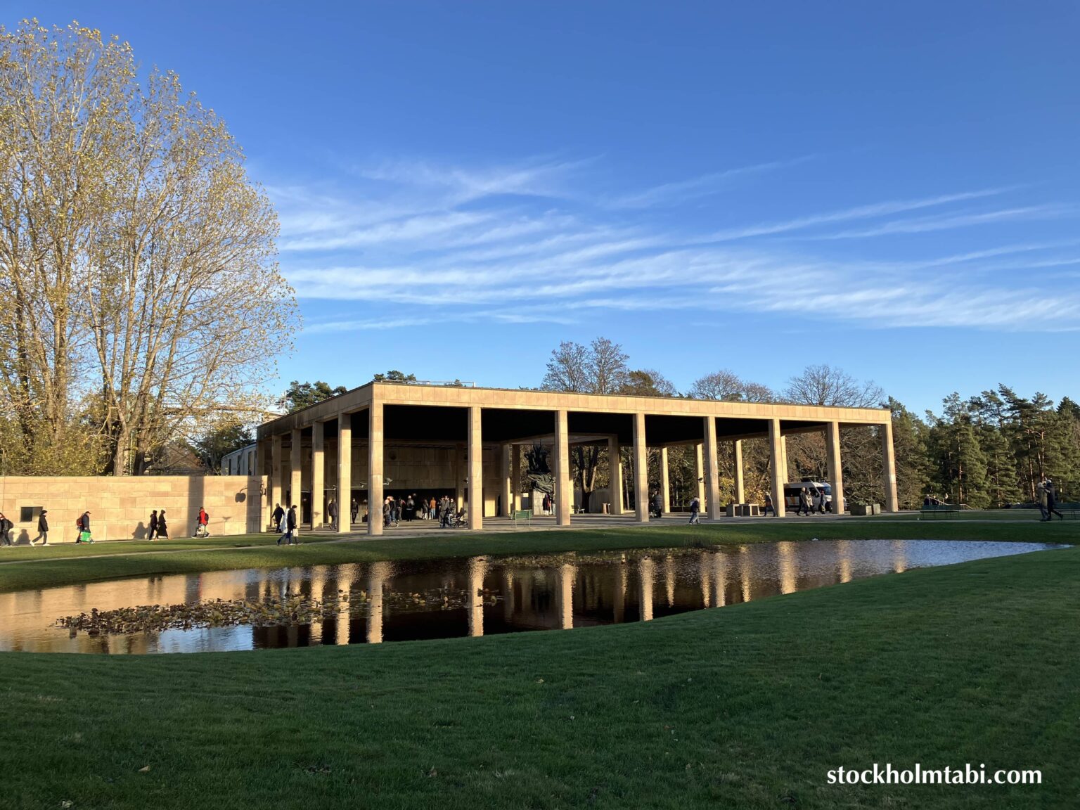 【世界遺産】森の墓地で諸聖人の日に死者に祈りを捧げる